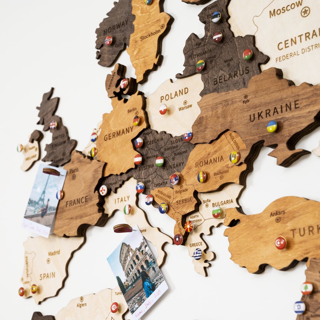 Comparing Wooden Maps: Styles and Materials